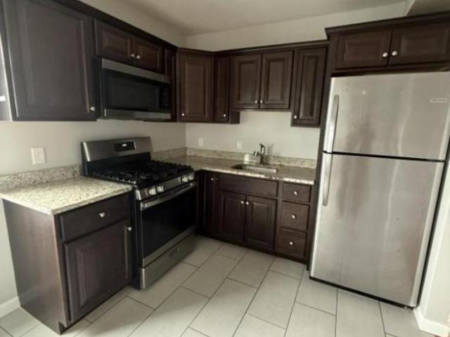 2 Br, 1 bath, Apartment 70 72 Plain St