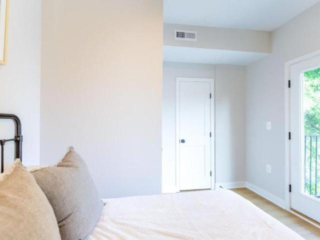 2 Br, 1 bath, Apartment 711 E St Se