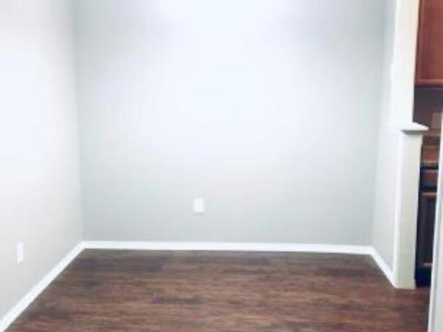 2 Br, 1 bath, Apartment 727 N Macarthur Blvd