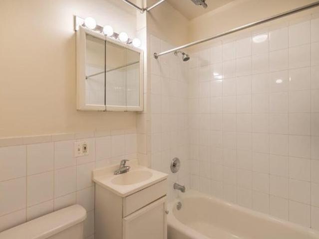 2 Br, 1 bath, Apartment 722 W Barry Ave