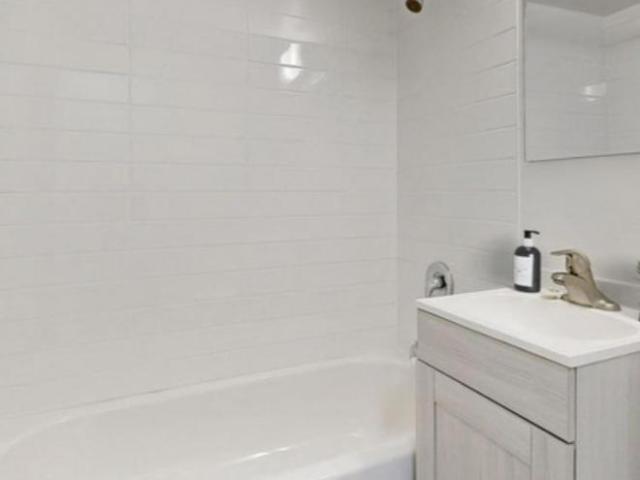 2 Br, 1 bath, Apartment 730 Dovercourt Rd