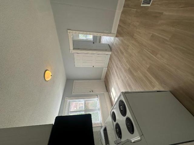 2 Br, 1 bath, Apartment 77 Murray St