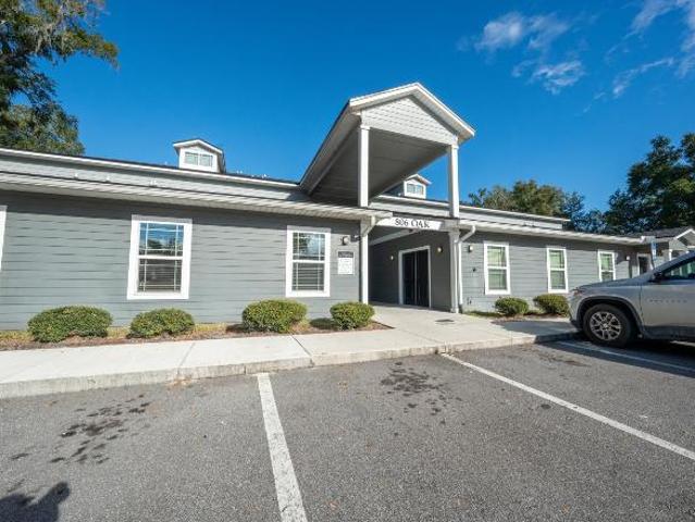 2 Br, 1 bath, Apartment 806 Oak Street