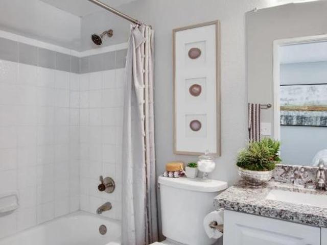 2 Br, 1 bath, Apartment 801 S Prudence Rd