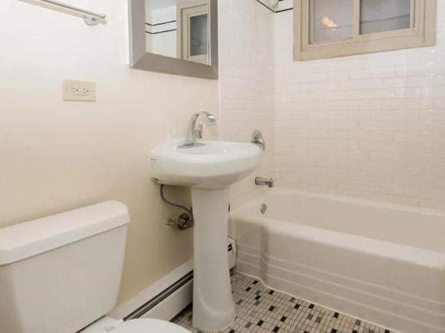 2 Br, 1 bath, Apartment 810 Seward St