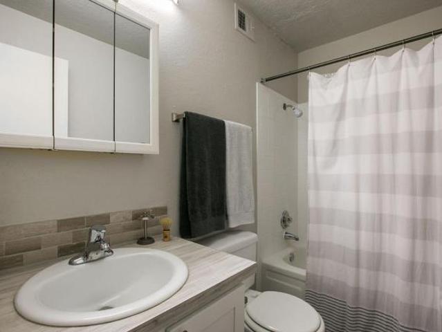2 Br, 1 bath, Apartment 825 Calle Mejia