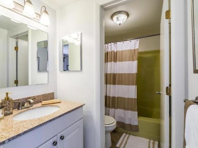 2 Br, 1 bath, Apartment 825 Pontiac Avenue