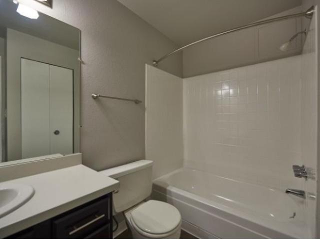 2 Br, 1 bath, Apartment 8200 Sheridan Blvd