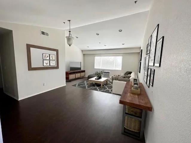 2 Br, 1 bath, Apartment 8732 Reading Avenue