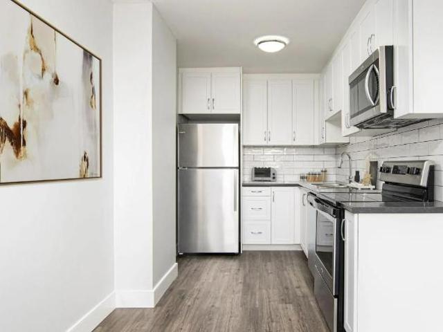 2 Br, 1 bath, Apartment 8 Oakwood Avenue North