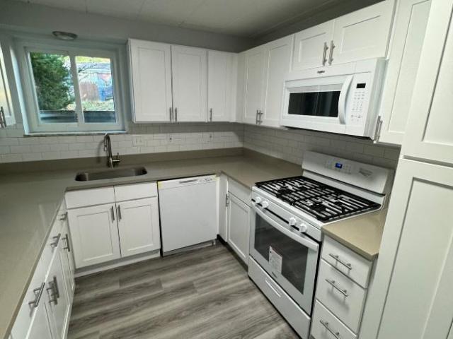 2 Br, 1 bath, Apartment 908 Erdner Avenue