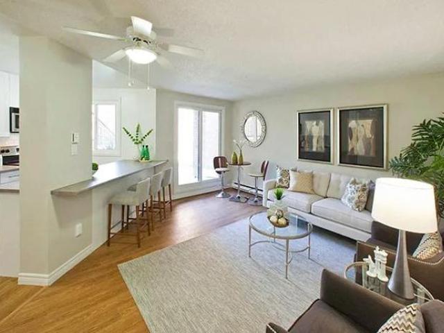 2 Br, 1 bath, Apartment 900 Dundas Street East