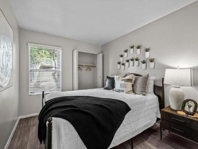 2 Br, 1 bath, Apartment 9350 N 67th Ave