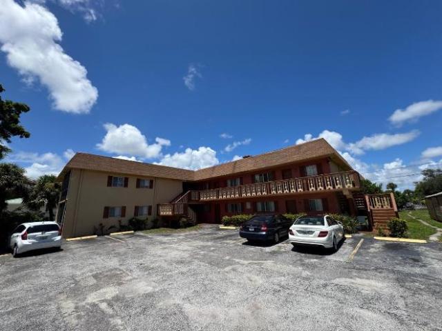 2 Br, 1 bath, Apartment 932 West Kalmia Drive