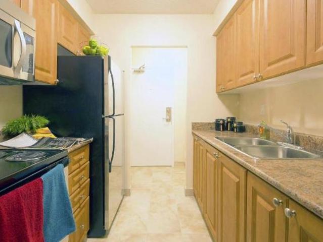 2 Br, 1 bath, Apartment 950 Warwick Court