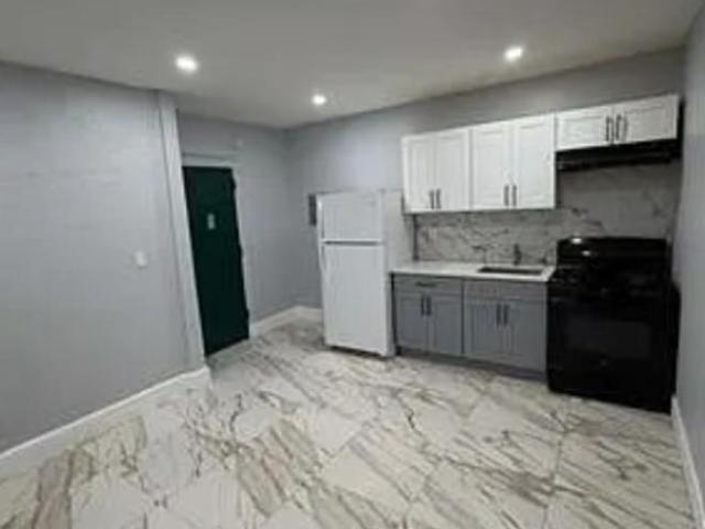 2 Br, 1 bath, Condo 408 Leslie St