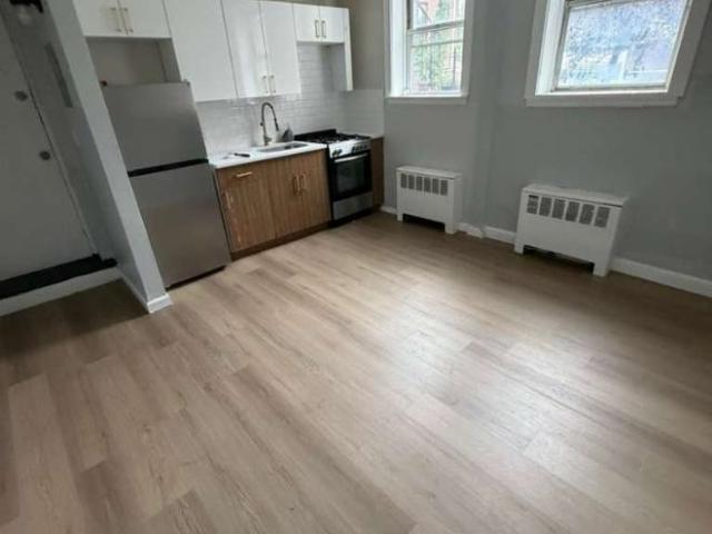 2 Br, 1 bath, Condo 40 Irving