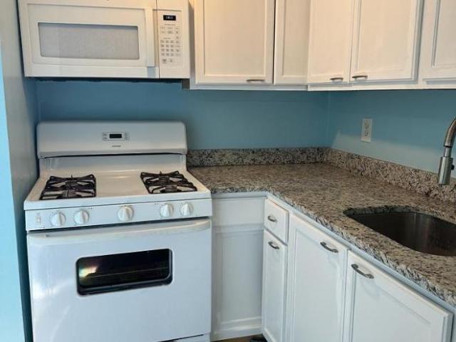 2 Br, 1 bath, Condo 4101 Fernhill Ave