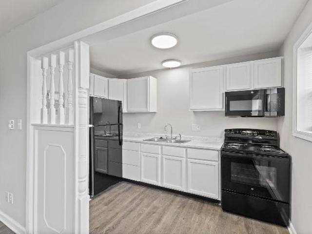 2 Br, 1 bath, Condo 4200 N Arlington Ave