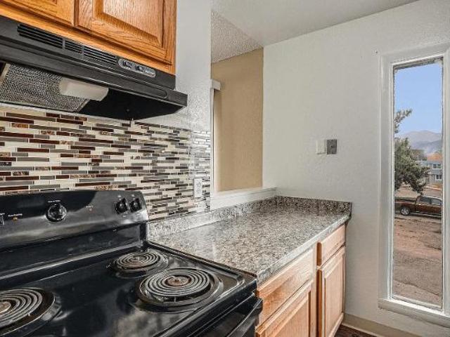2 Br, 1 bath, Condo 4215 Loomis Ave