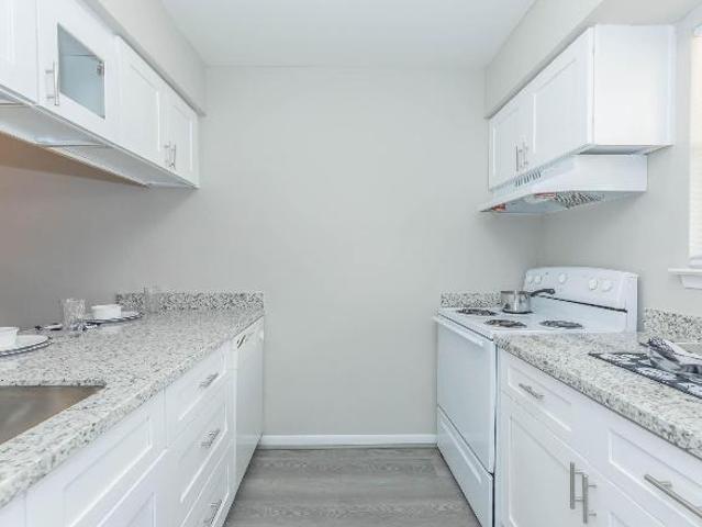 2 Br, 1 bath, Condo 4225 Mangum Rd