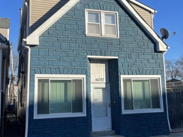 2 Br, 1 bath, Condo 4237 N Western Ave
