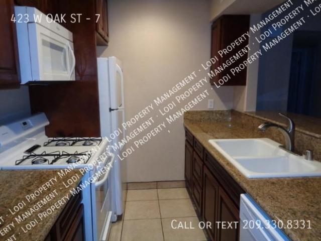 2 Br, 1 bath, Condo 423 W Oak St