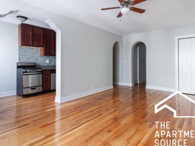 2 Br, 1 bath, Condo 425 West Roscoe St
