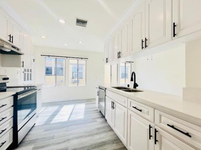 2 Br, 1 bath, Condo 439 1/2 N Hayworth Ave