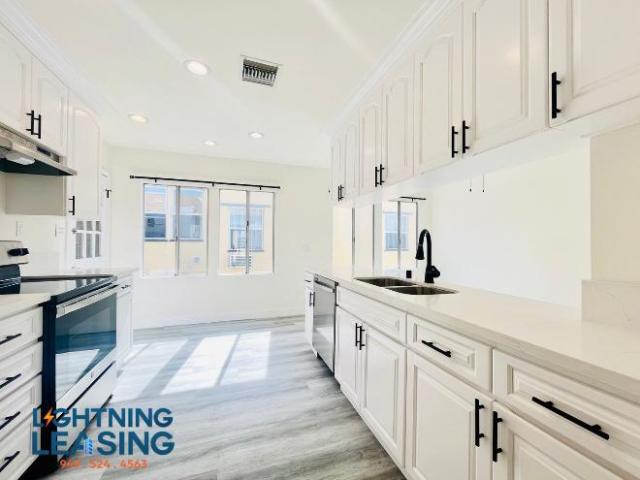 2 Br, 1 bath, Condo 439 N Hayworth