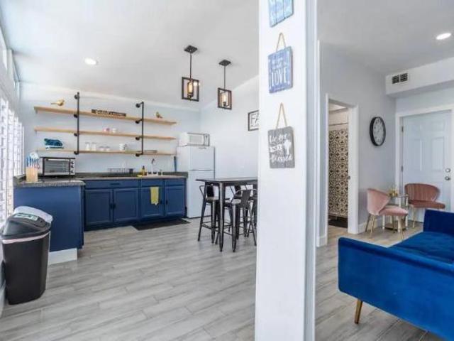 2 Br, 1 bath, Condo 4401 Lenmore Street