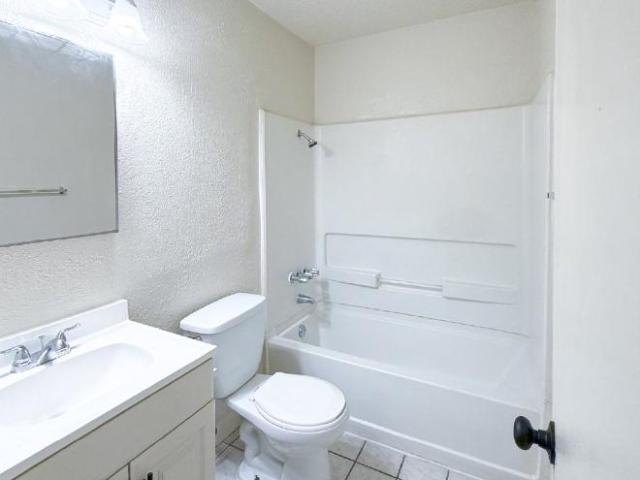 2 Br, 1 bath, Condo 4415 N Clark St