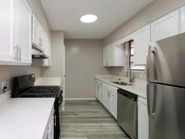 2 Br, 1 bath, Condo 460 E Blackstock Rd