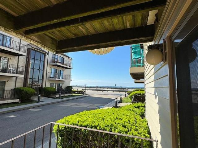 2 Br, 1 bath, Condo 461 Ocean Blvd