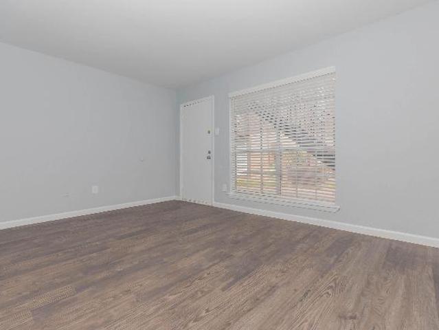 2 Br, 1 bath, Condo 4747 Burke Rd