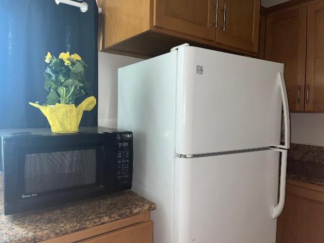2 Br, 1 bath, Condo 4747 Centinela Ave