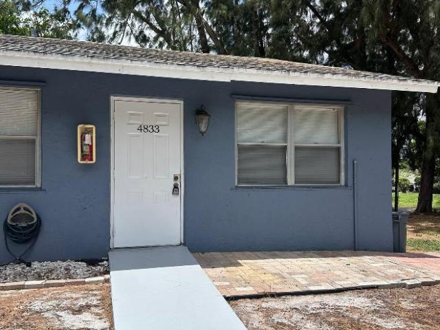 2 Br, 1 bath, Condo 4833 Serafica Dr
