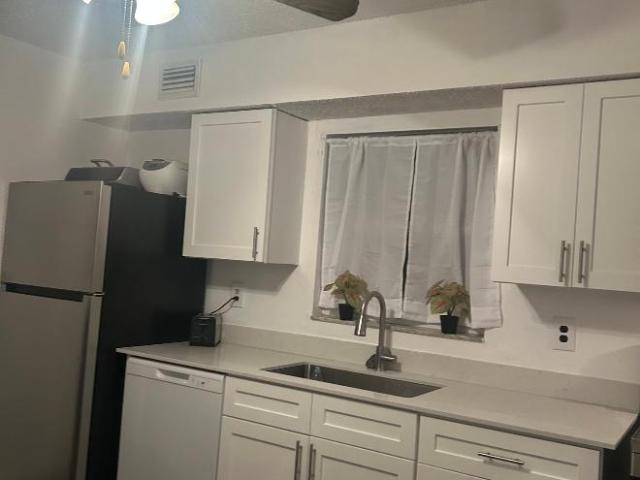 2 Br, 1 bath, Condo 4940 87th Ave N