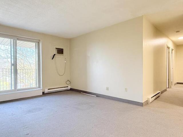 2 Br, 1 bath, Condo 4 Dufferin St