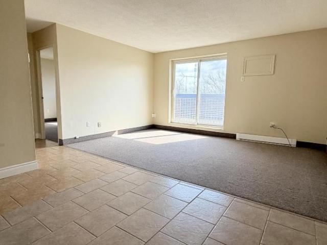 2 Br, 1 bath, Condo 4 Dufferin St