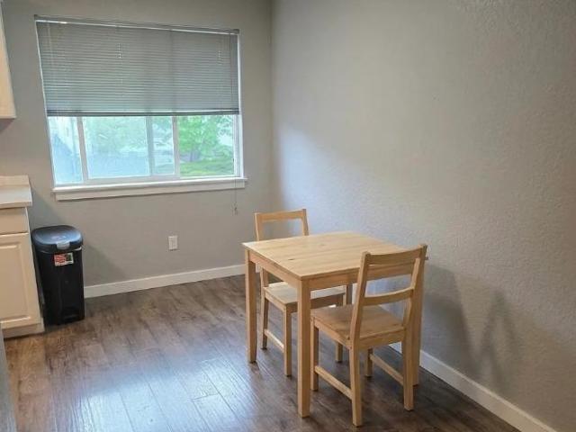 2 Br, 1 bath, Condo 502 S Cloverdale St