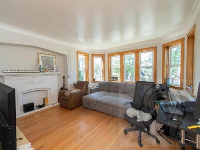 2 Br, 1 bath, Condo 5057 W Newport Avenue
