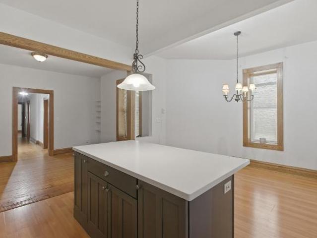 2 Br, 1 bath, Condo 505 West Fullerton Parkway