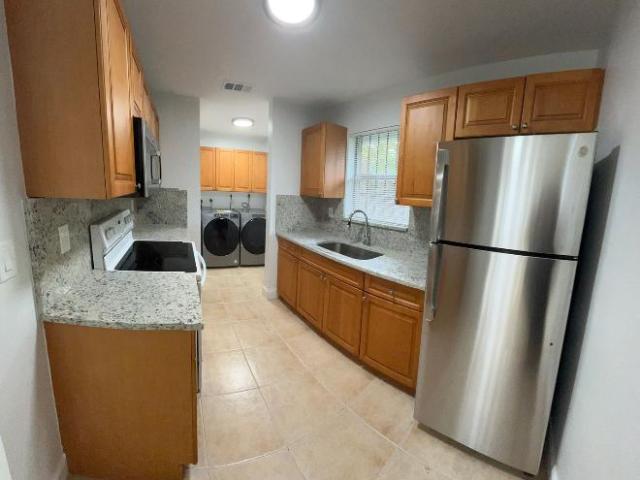2 Br, 1 bath, Condo 520 46th St