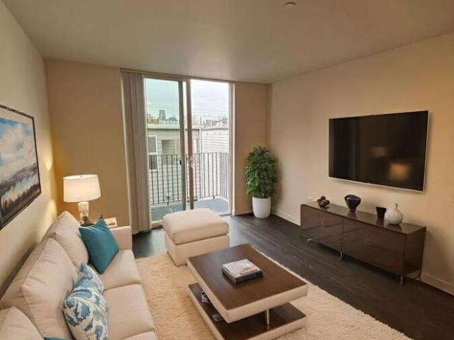 2 Br, 1 bath, Condo 5216 Brooklyn Ave NE