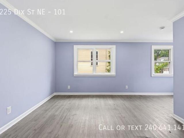 2 Br, 1 bath, Condo 5225 Dix St NE