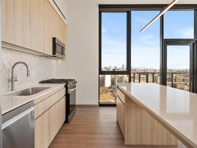 2 Br, 1 bath, Condo 530 S Damen Ave