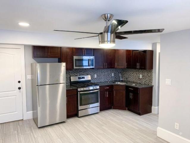 2 Br, 1 bath, Condo 530 W King St