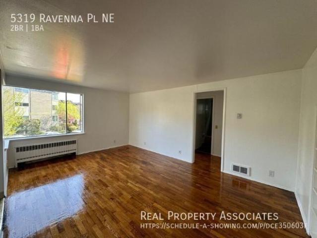 2 Br, 1 bath, Condo 5319 Ravenna Pl NE