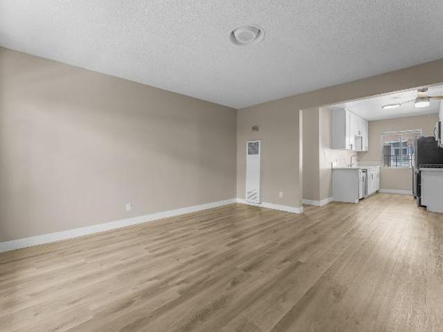 2 Br, 1 bath, Condo 531 W Hyde Park Blvd